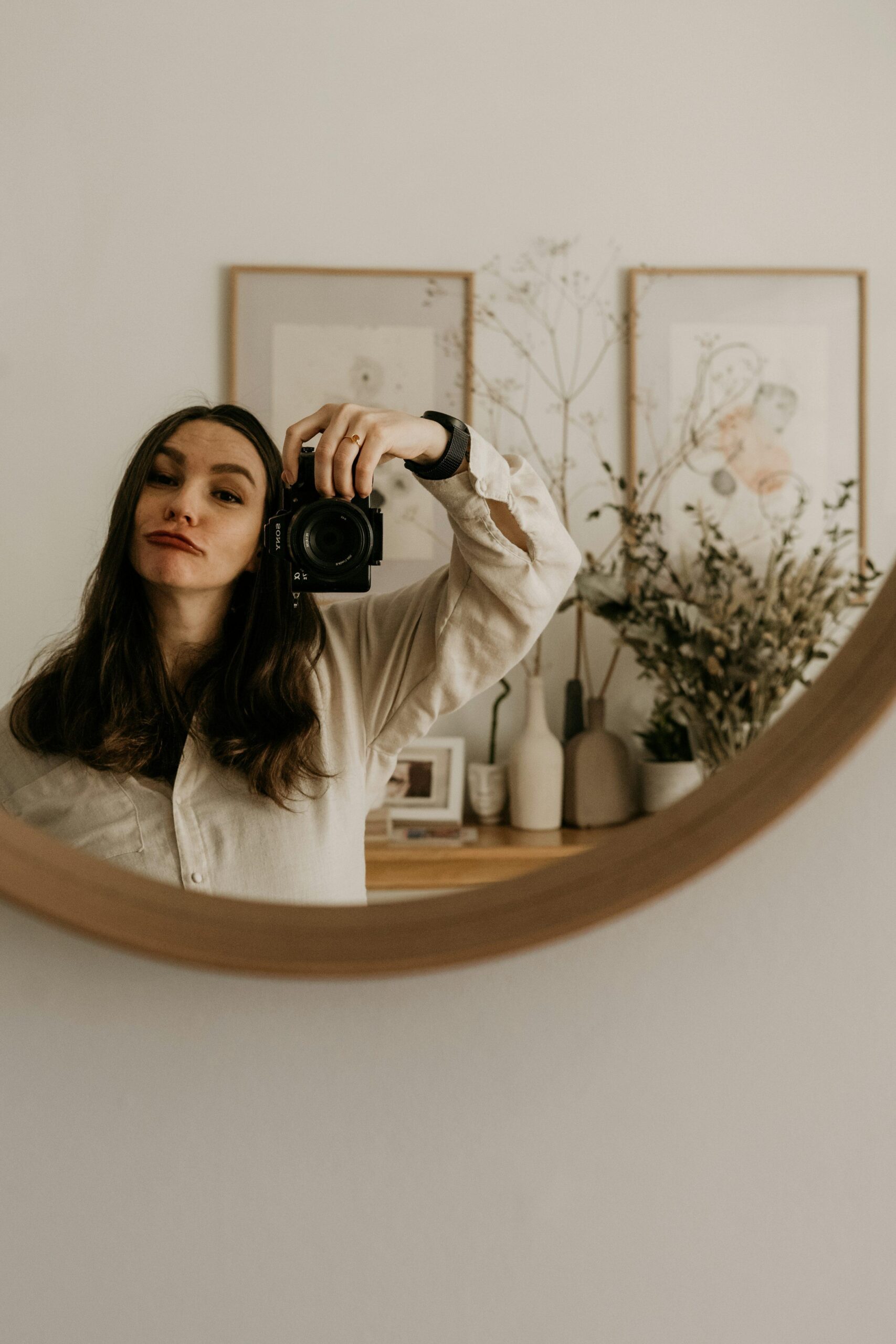100 Easy Mirror Selfie Poses at Home : Look Stylish & Natural - The ...