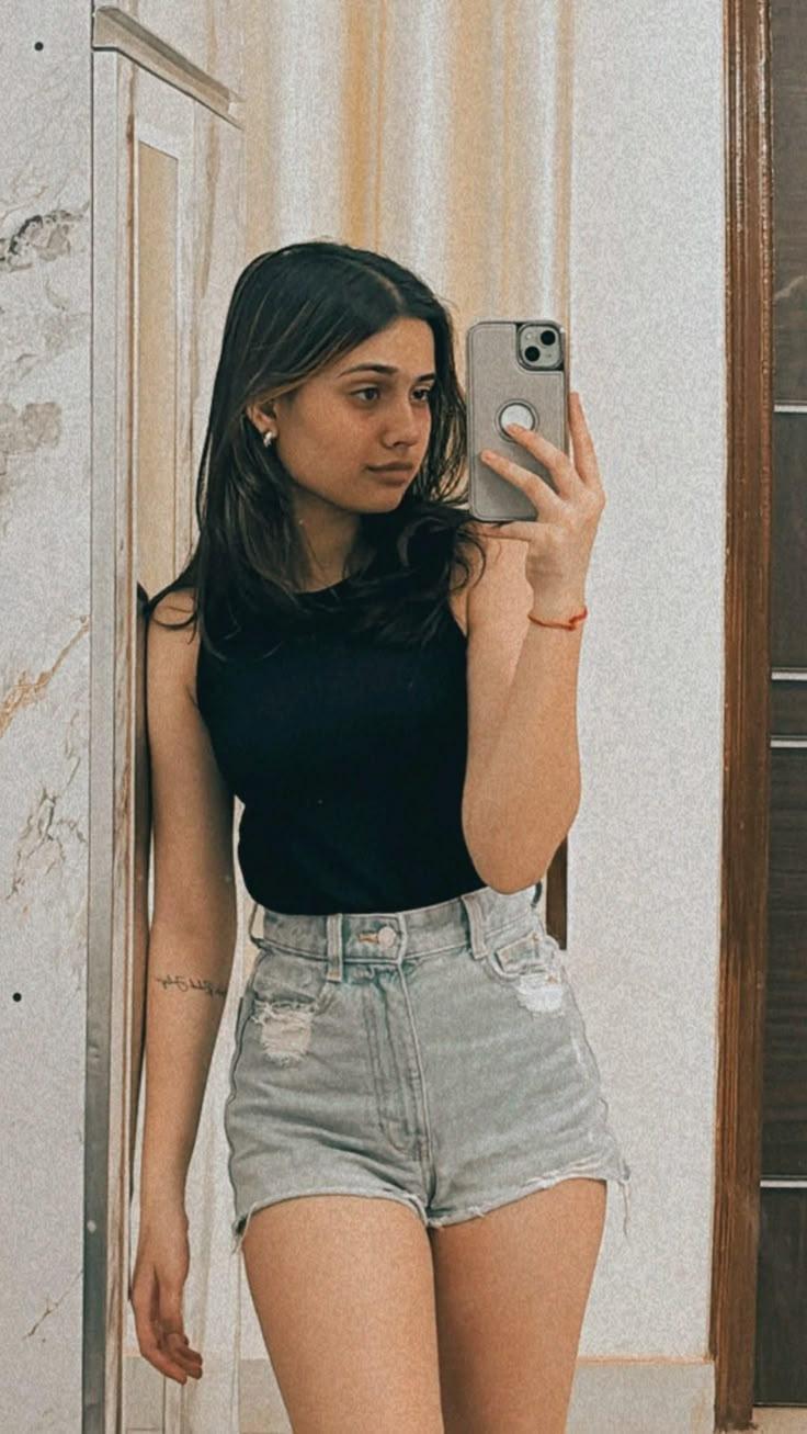 100 Easy Mirror Selfie Poses at Home : Look Stylish & Natural - The ...